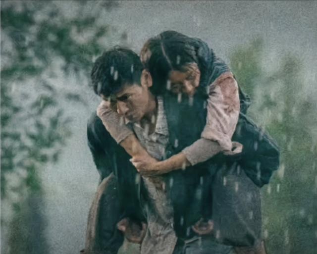 31-year-old Jiang Qiming and 47-year-old Ma Yili acted in a love scene ...