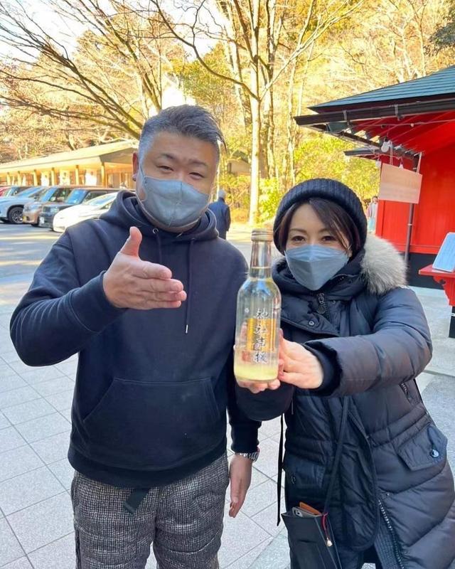 酒井法子首次曬兒子，22歲兒子穿皮衣模樣俊俏，她50歲老態明顯 頭條匯