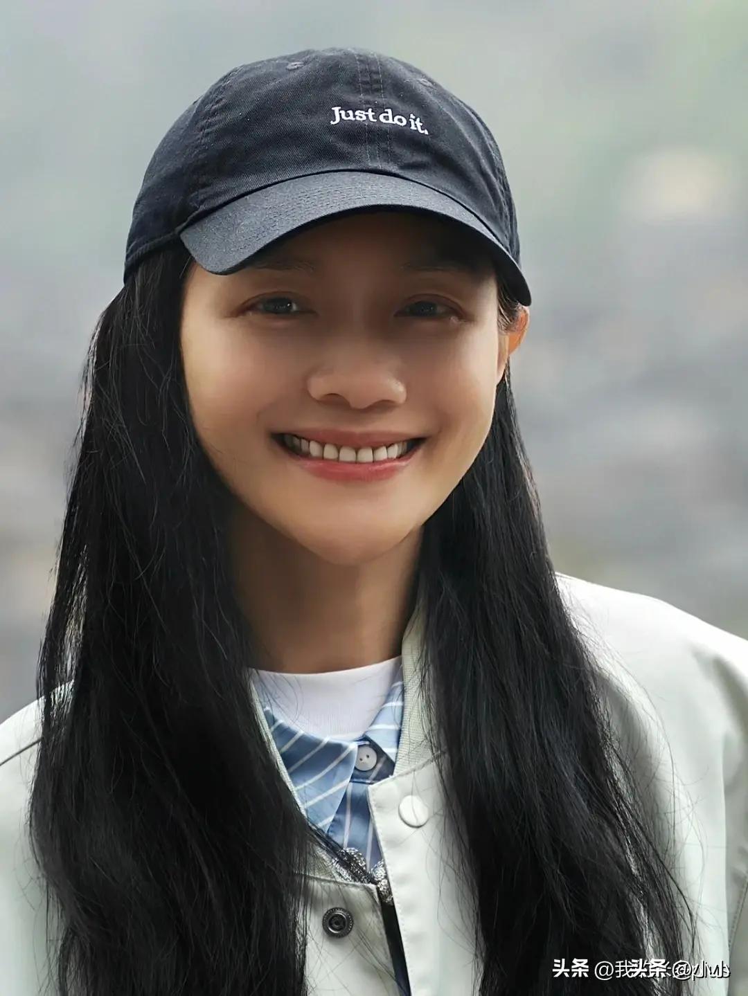 Sha Yi's family checked into Huangguoshu Waterfall. 13-year-old Anji is ...