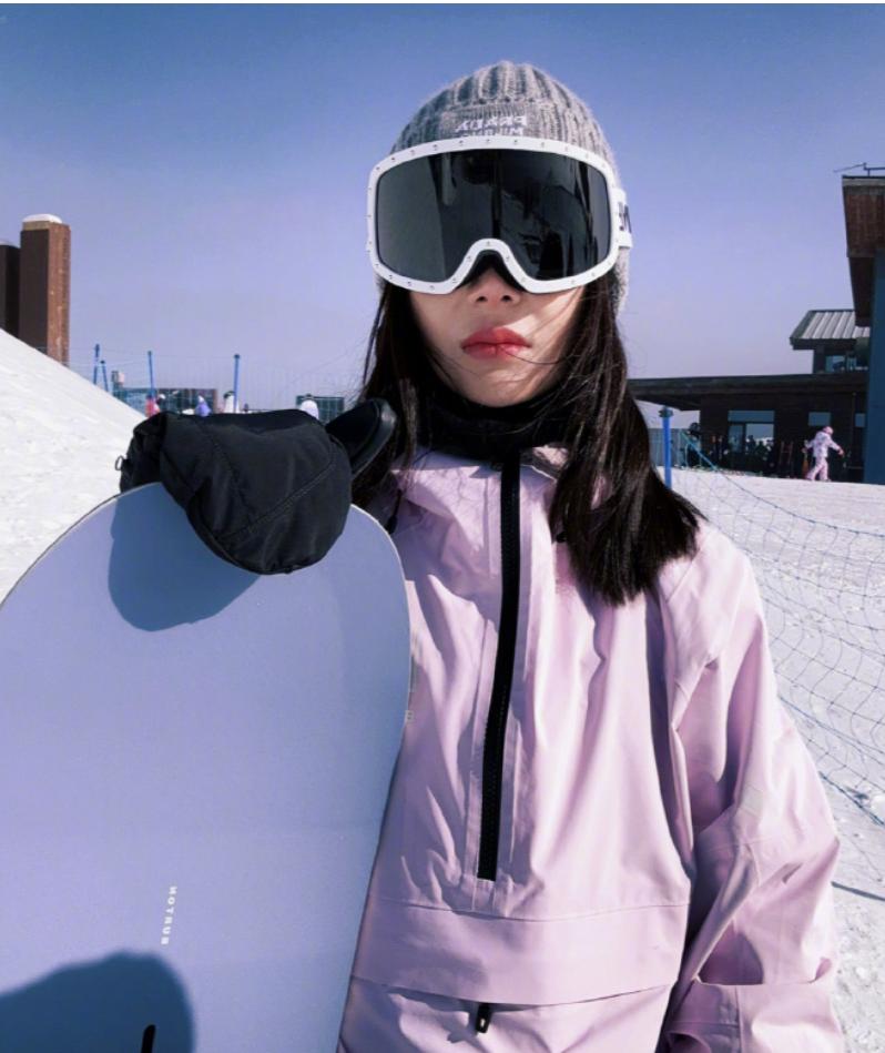 37-year-old Yuan Shanshan eats kebabs at the ski resort! It's hard to ...
