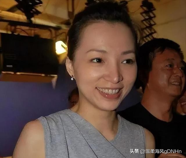 Dong Qing's old photo from her early years shows her round face, buck ...