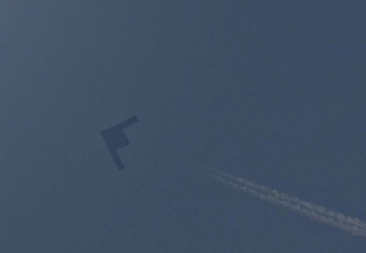 J-7 to accompany H-20? A test flight photo was exposed. How likely is ...