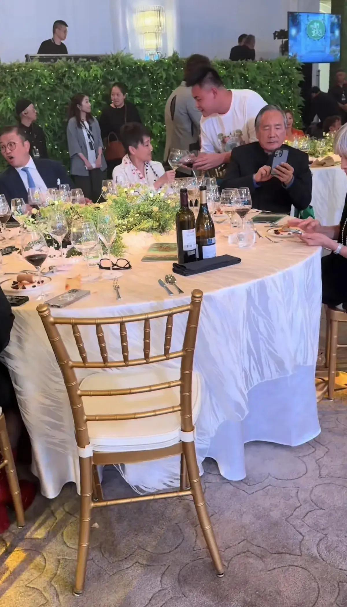 After the death of the gambling king, Liang Anqi attended a high-end ...