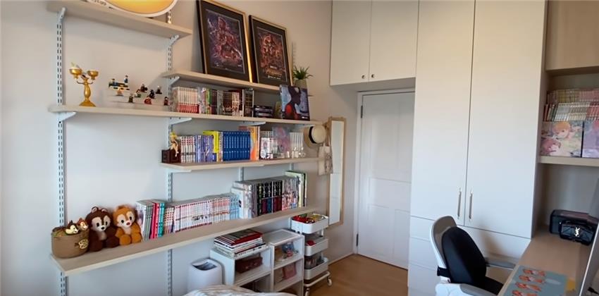 A cartoonist's 9㎡ house was renovated, using a 3-meter-high floor to ...