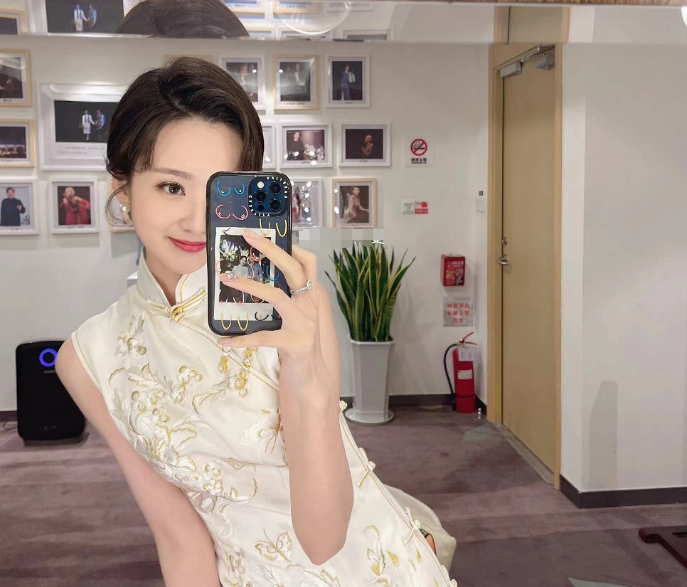 CCTV Mid-Autumn Festival Gala, the new host is very beautiful, wearing ...