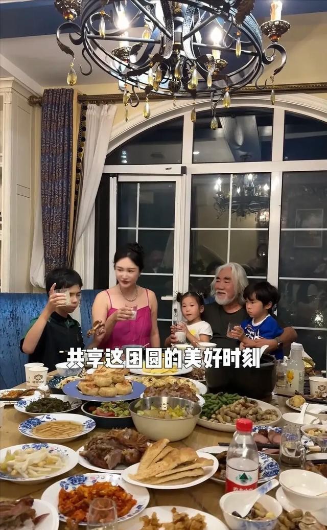 Du Xinglin posted a family photo, with a big belly but still beautiful ...