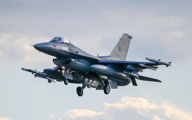 Su-34 fighter: the new guardian of Russian skies - iMedia