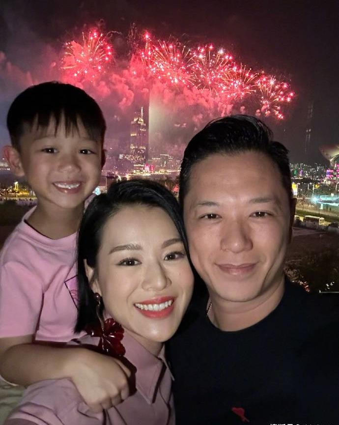 Couple travels to Macau, three brothers are super handsome and have beautiful style - iMedia