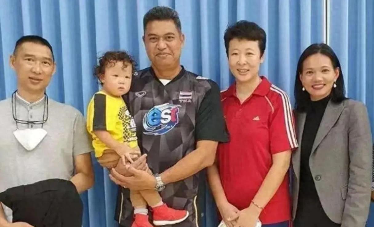 Feng Kun hosted a banquet for Hui Ruoqi in Thailand. After not seeing ...