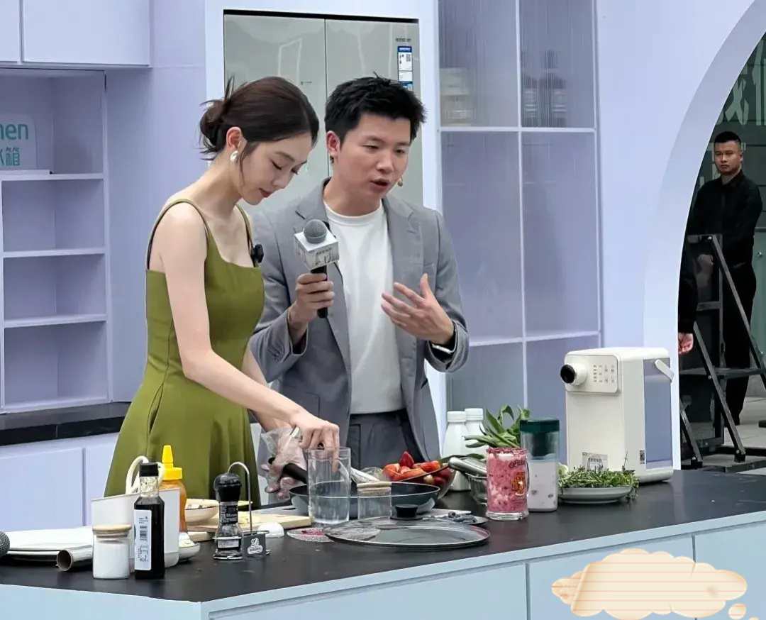 Jiang Yan appeared in Chengdu, frying steak at the event, her hands ...