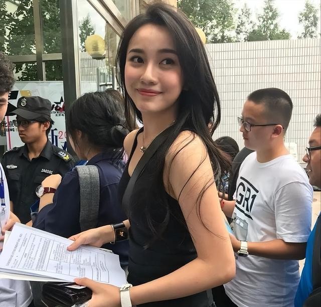 Another "Mou Girl" is online. This time, the 74-year-old Zhang Yimou makes the world take notice ...