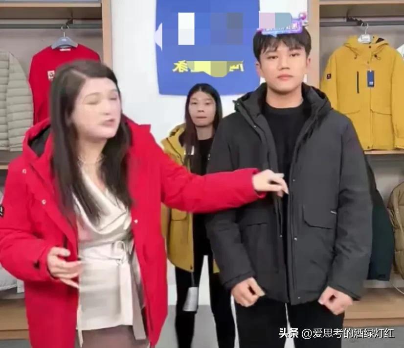 Xie Qingshuai and his girlfriend start a live broadcast to bring goods ...