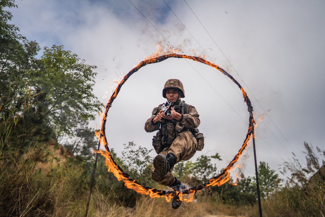 Climbing, rappelling, attacking... Watch the daily training of scouts ...