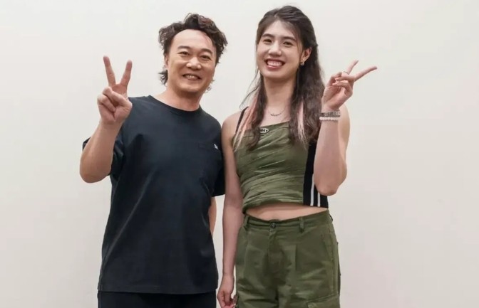 Swimming athlete shows up at Eason Chan's concert! Four of them have a ...