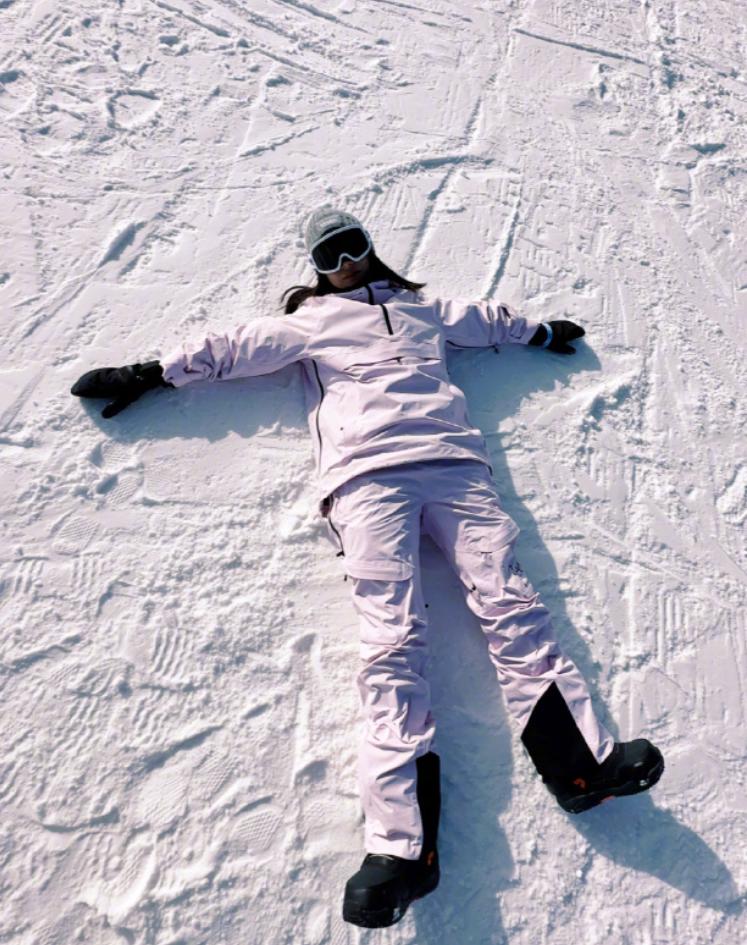 37-year-old Yuan Shanshan eats kebabs at the ski resort! It's hard to ...