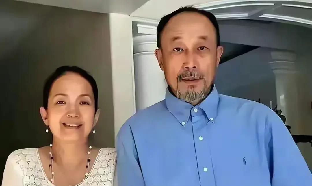 63-year-old Lu Liping has returned to China! Having a big meal with friends of the opposite sex ...