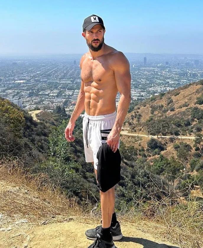 43-year-old Bryan Abasolo actually has ten pack abs! - iMedia