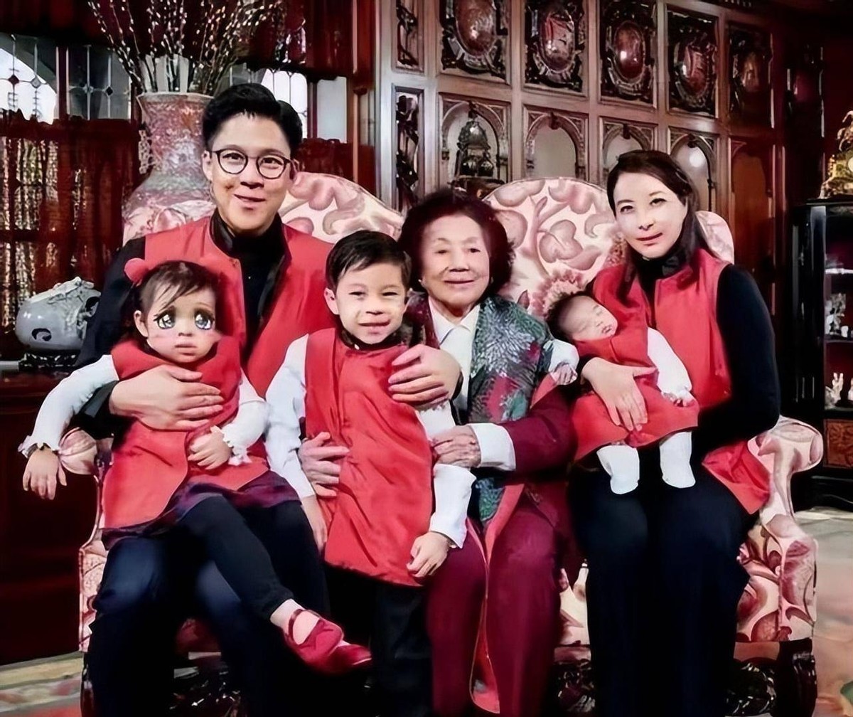 After seeing the group photo of Guo Jingjing's family and Zhu Lingling ...