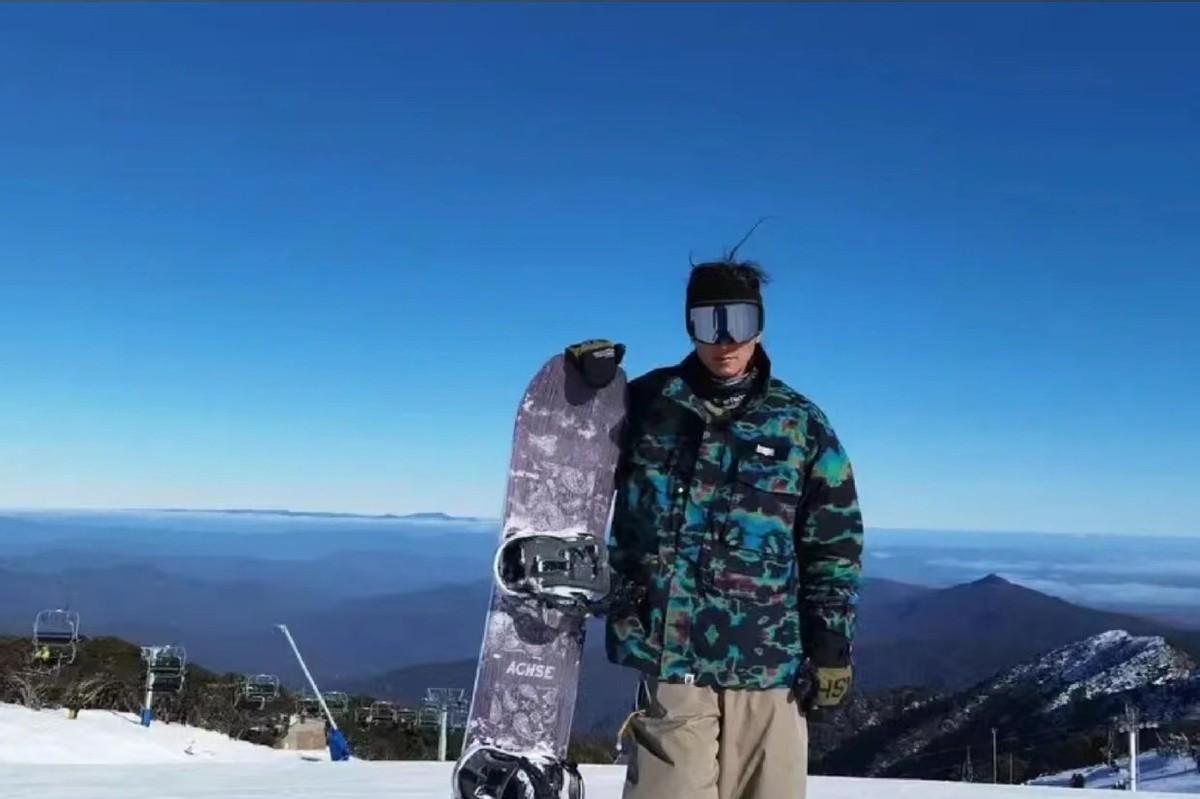 Nicholas Tse and his 16-year-old son walked to the airport in high ...