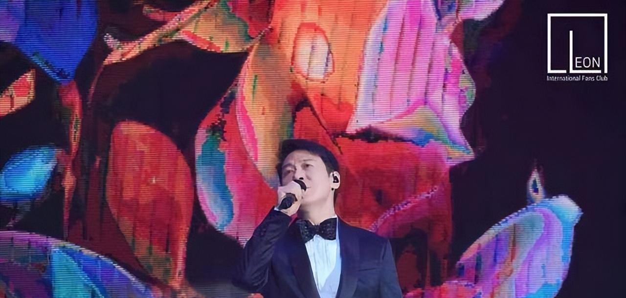 Pop star Leon Lai's concert in Macau was held rain or shine, and fans ...