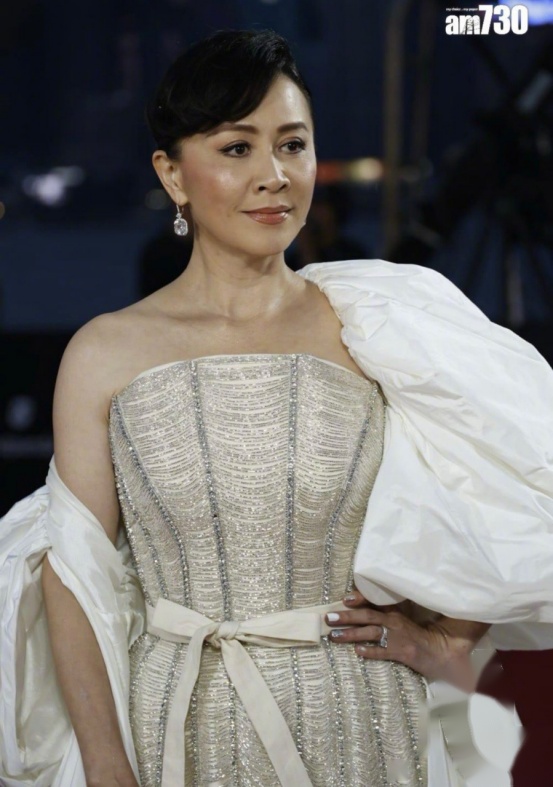 On this night in Hong Kong, Carina Lau was stiff, Yang Ying was ...