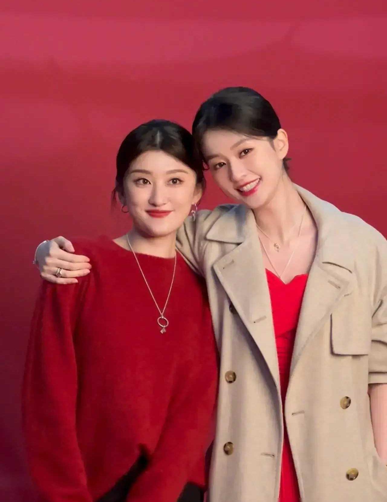 Qiao Xin shared a photo with her sister Qiao Xue. They look similar and look like twin sisters ...