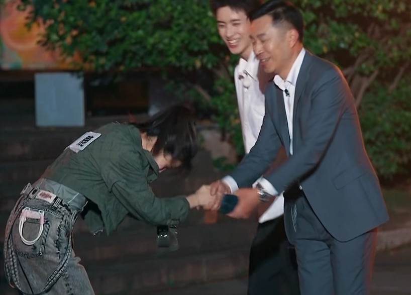 Let's run: Fingertip kiss and sweet look, Ao Ruipeng kind of likes ...