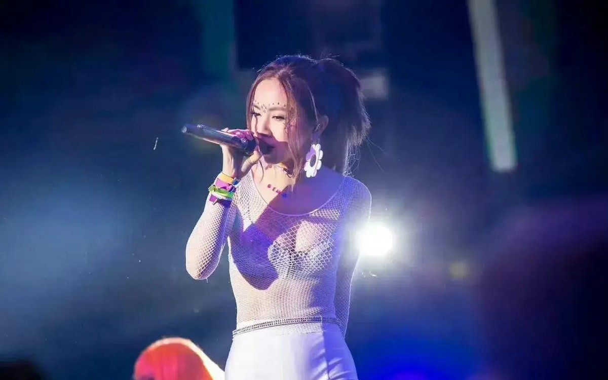 Deng Ziqi is the real top grade, her songs are nice and she is plump ...