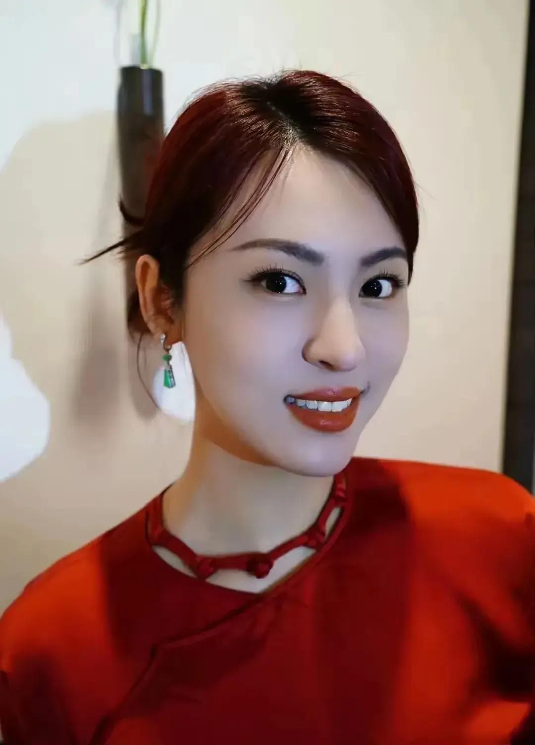 Zhou Fang: The lively goddess behind the screen, with infinite charm in her eyes - iMedia