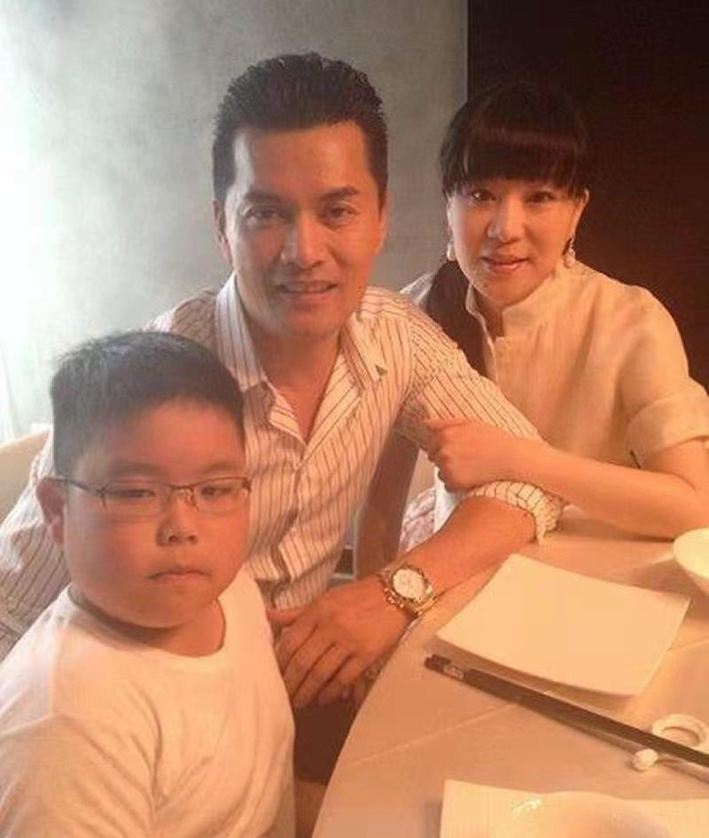 "The Ageless Male God" Ray Lui: Both marriages were not recognized, and ...