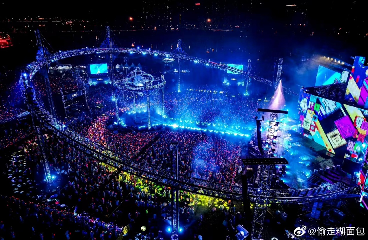 The 2023 Hua Chenyu Mars Concert Bird's Nest Station commemorative ...