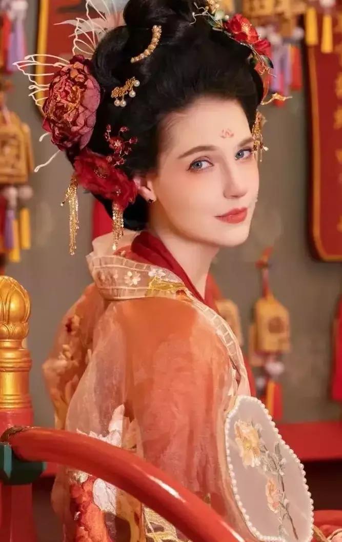 Sa Beining wears Hanfu on the street. Li Bai is elegant, dignified ...