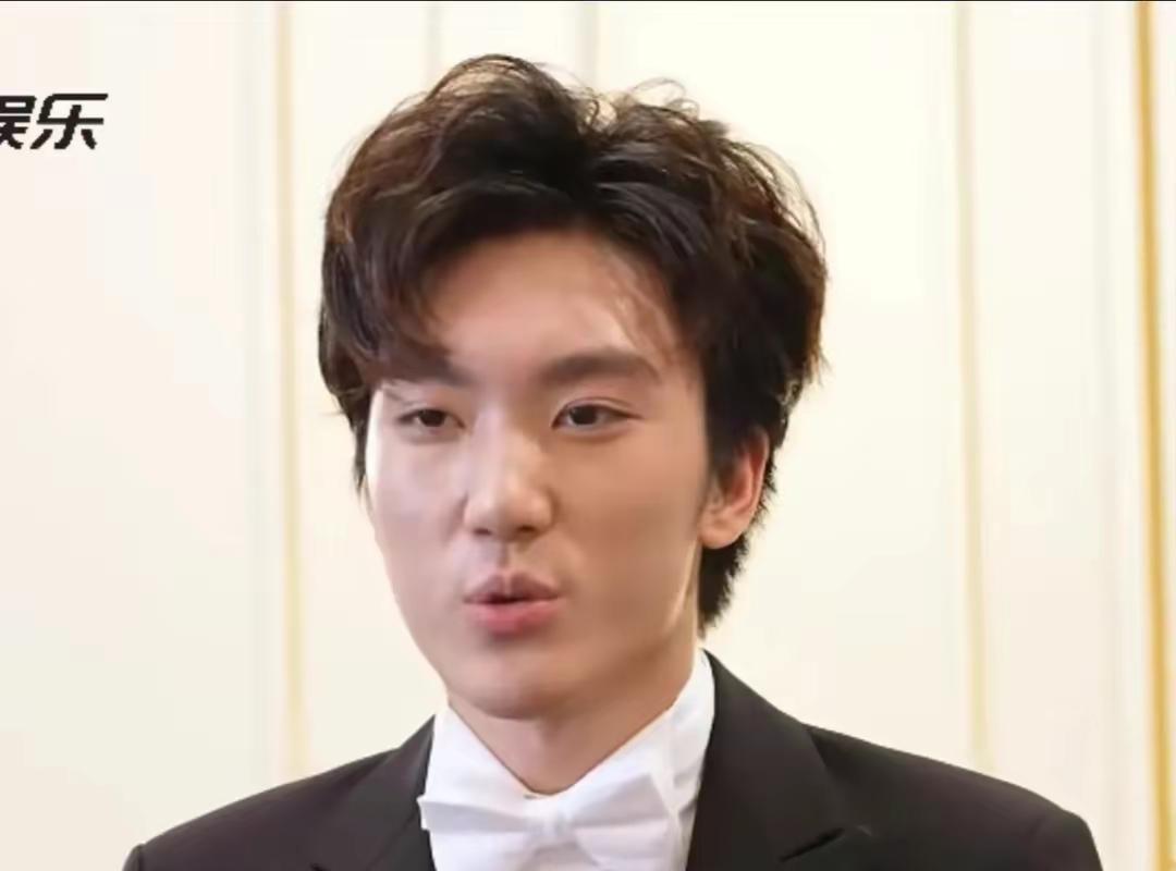 73-year-old Zhang Yimou and his wife show off their affection. The ...