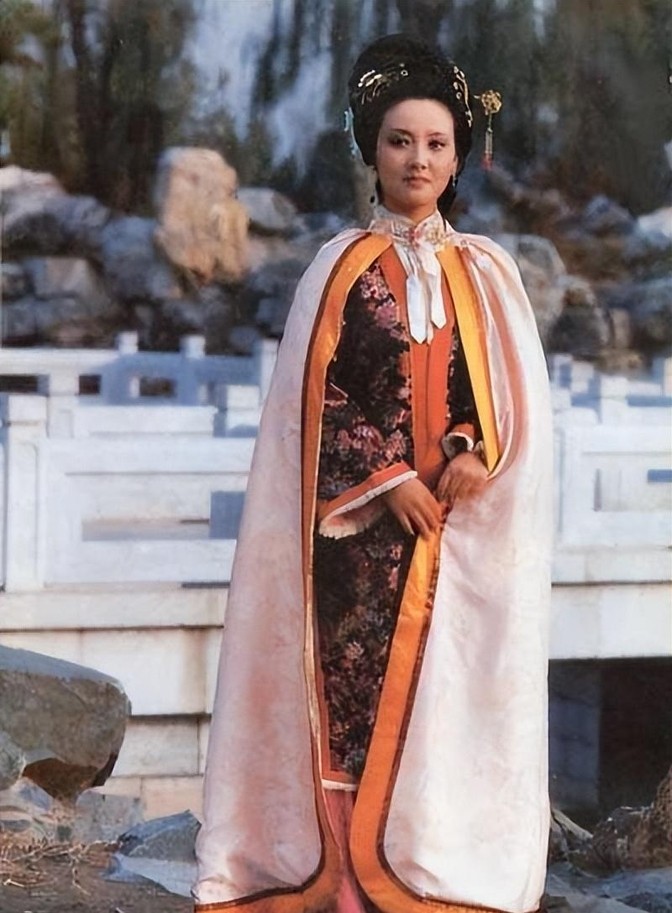 When I compare Deng Jie and Liu Xiaoqing, who both played Wang Xifeng ...