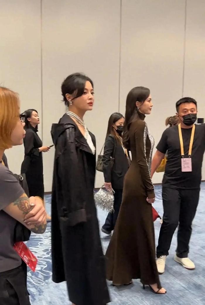 Tang Yan appeared at the Feitian Awards. Seeing Tang Yan's back, we ...