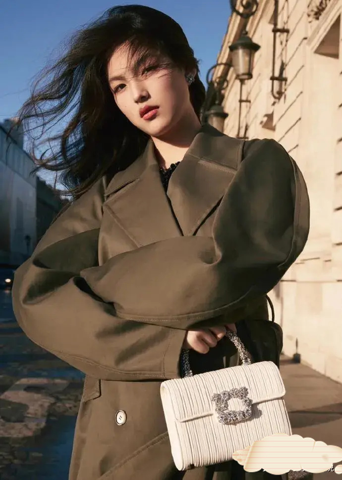 Li Xiang, Wang Shiling and Xin Zhilei took a group photo at a dinner in ...