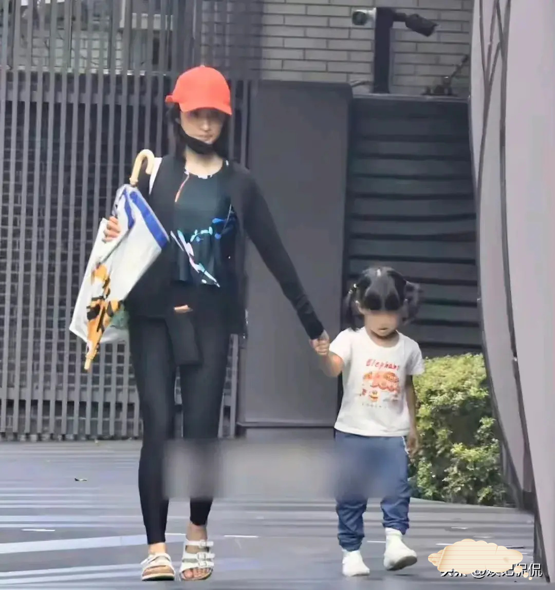 So heartwarming! Ariel Lin walks to pick up her daughter from school ...