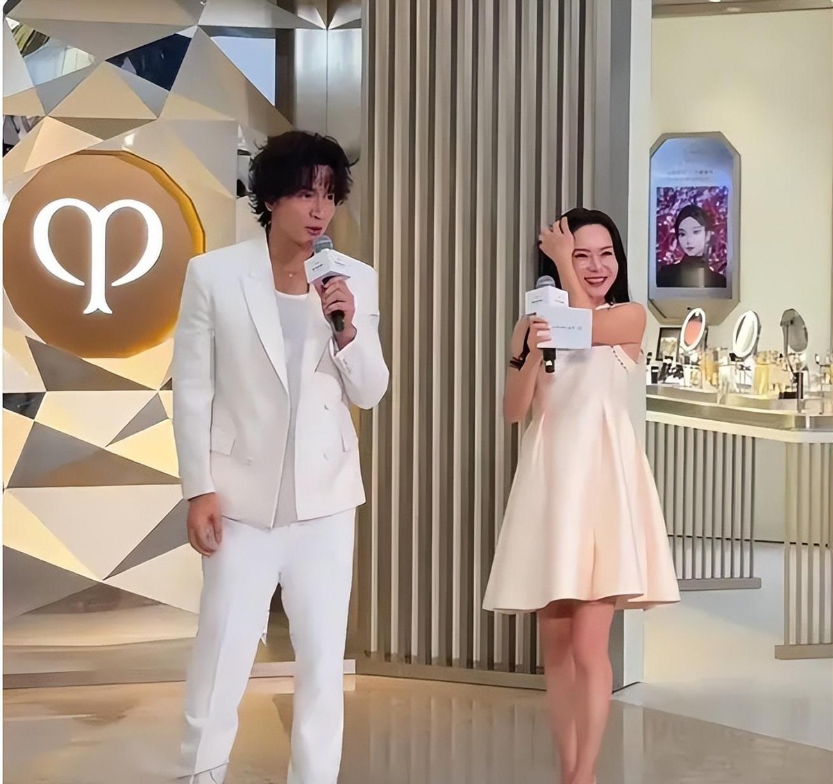 Yan Chengxu came to Hangzhou to participate in a commercial performance ...