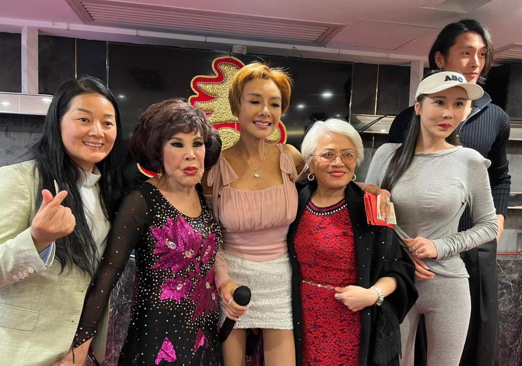 57-year-old Ye Zimei celebrates birthday with her boyfriend "Huang Rong ...