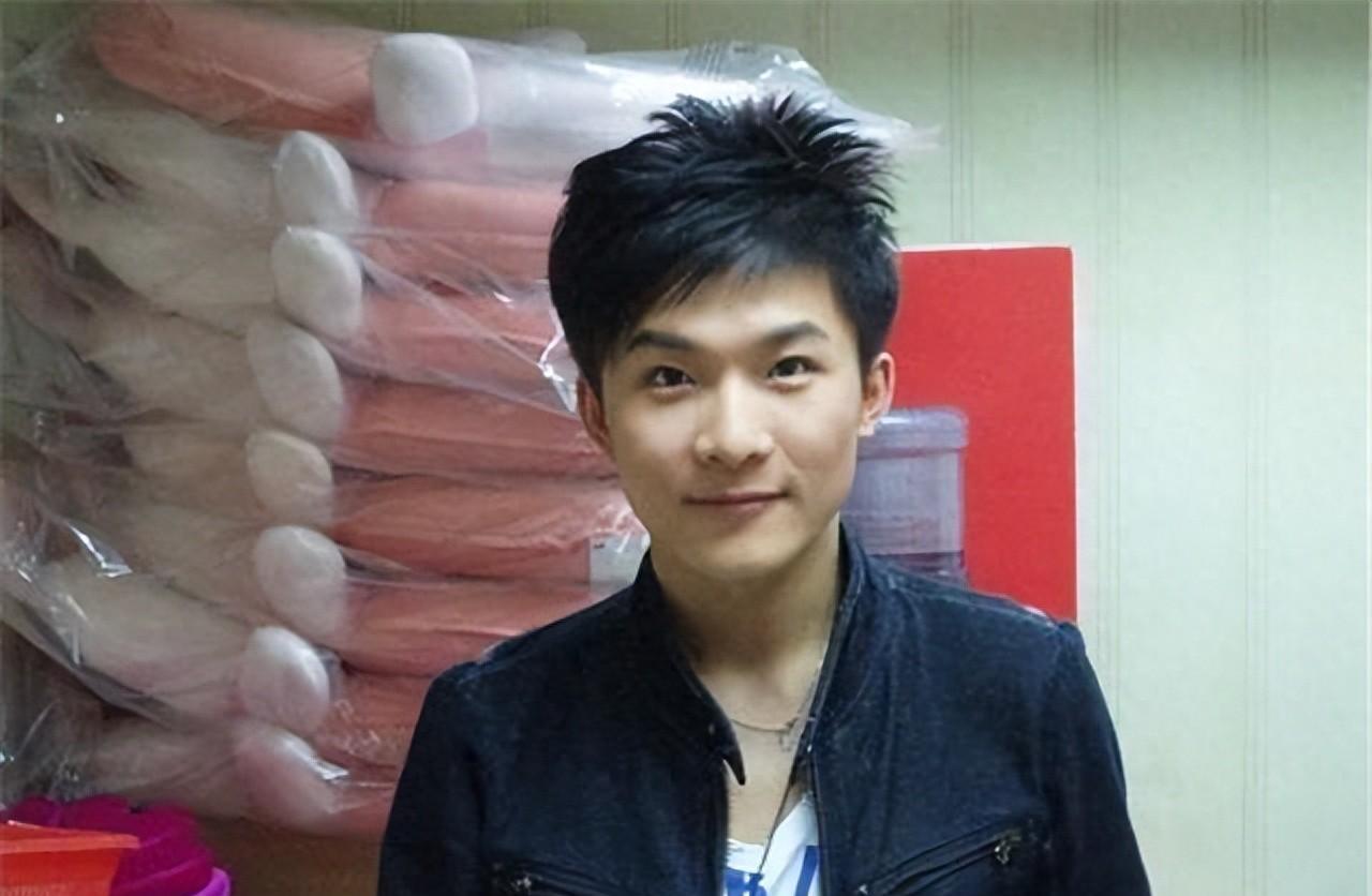 He was once the "most handsome host" of CCTV, but he had a great future ...