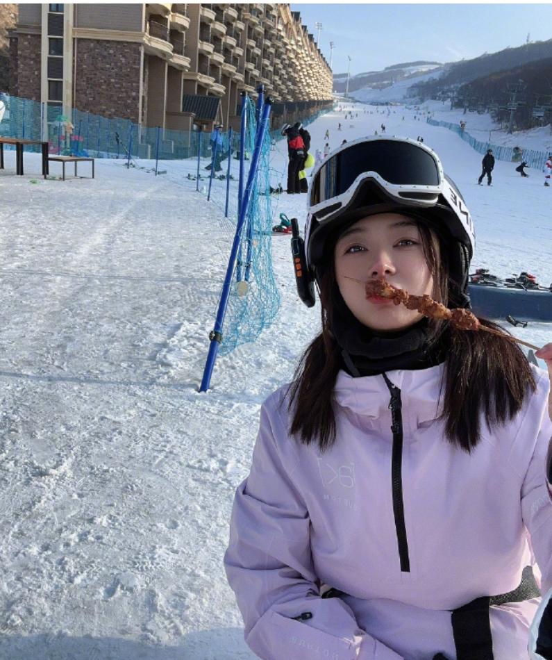 37-year-old Yuan Shanshan eats kebabs at the ski resort! It's hard to ...