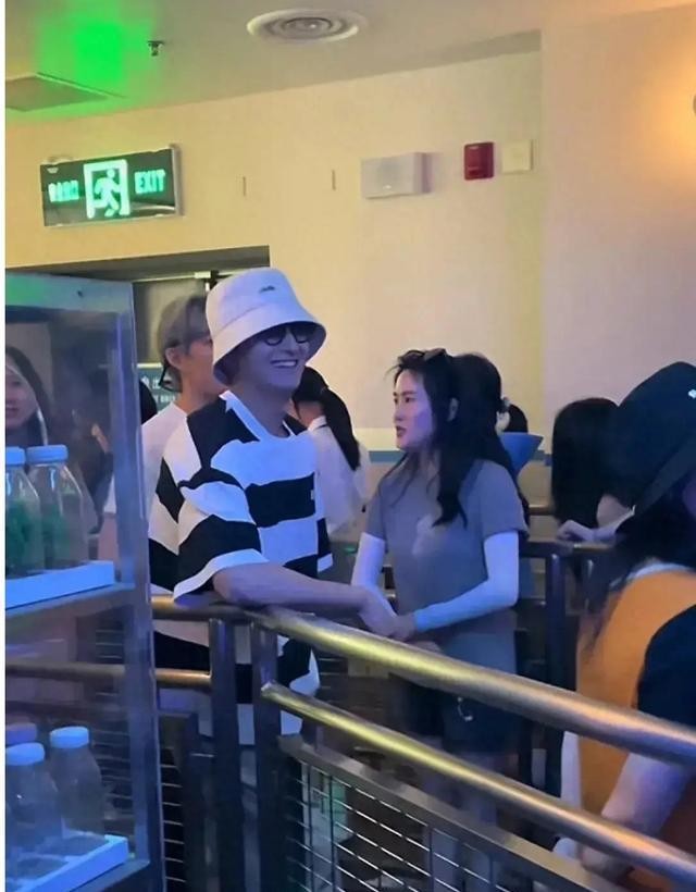Big news! Niu Junfeng and Chen Ruolin are dating and dating at Universal Studios. It turns out ...