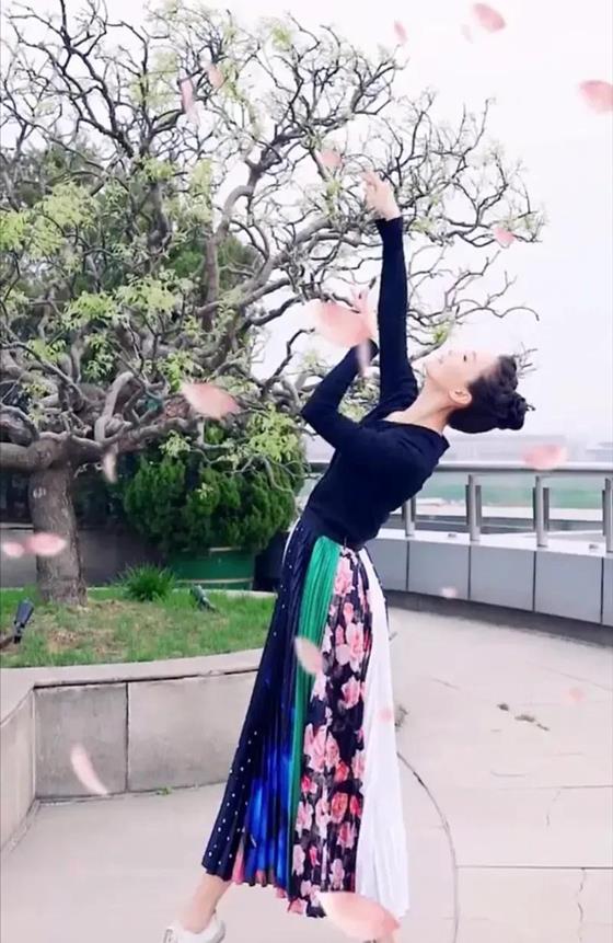 49-year-old Wang Yan dances in the garden of a 200 million mansion ...