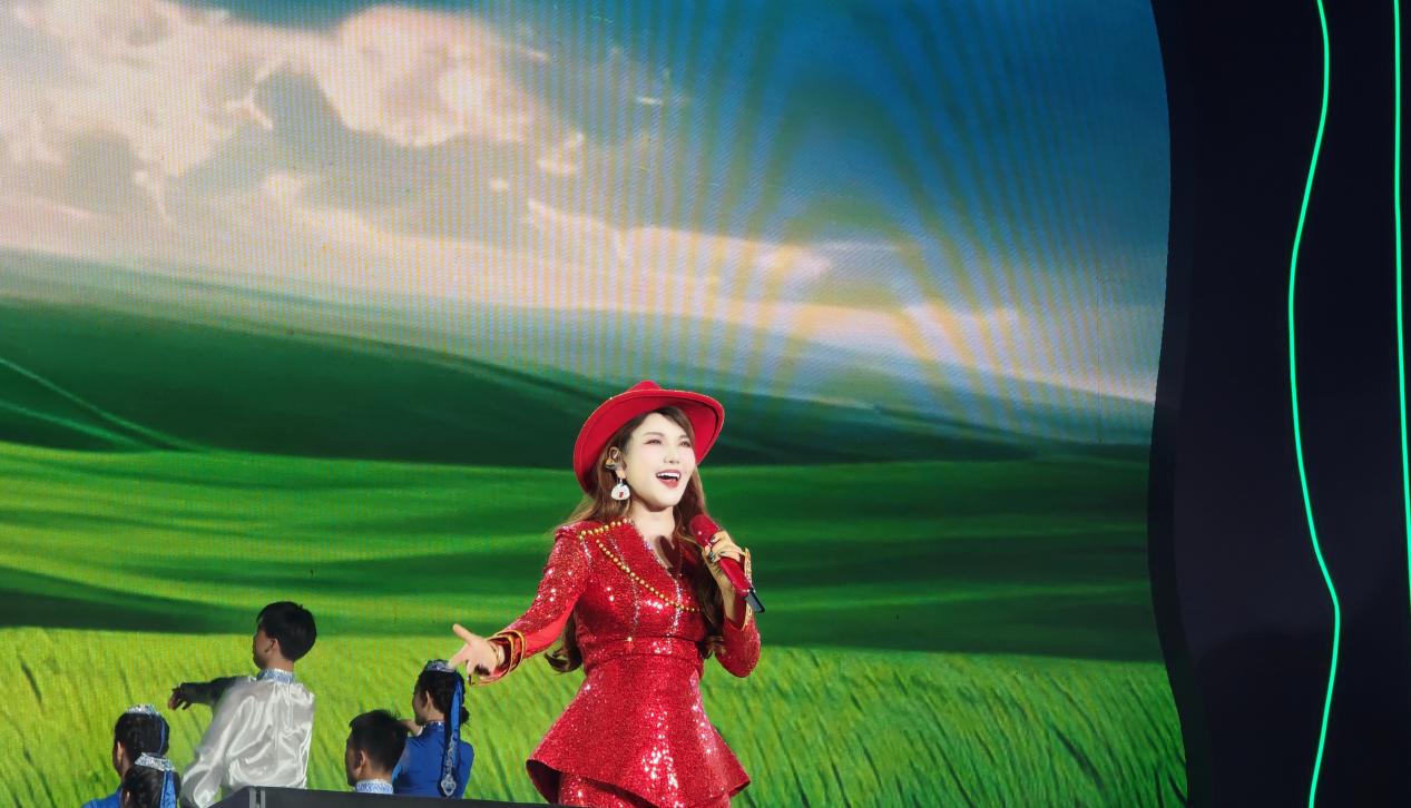 It's a blast! Han Lei, Ulan Tuya, Chun Lei and others sing at the ...