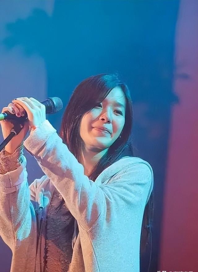 She smoked on stage, didn't release an album for 10 years, and still ...