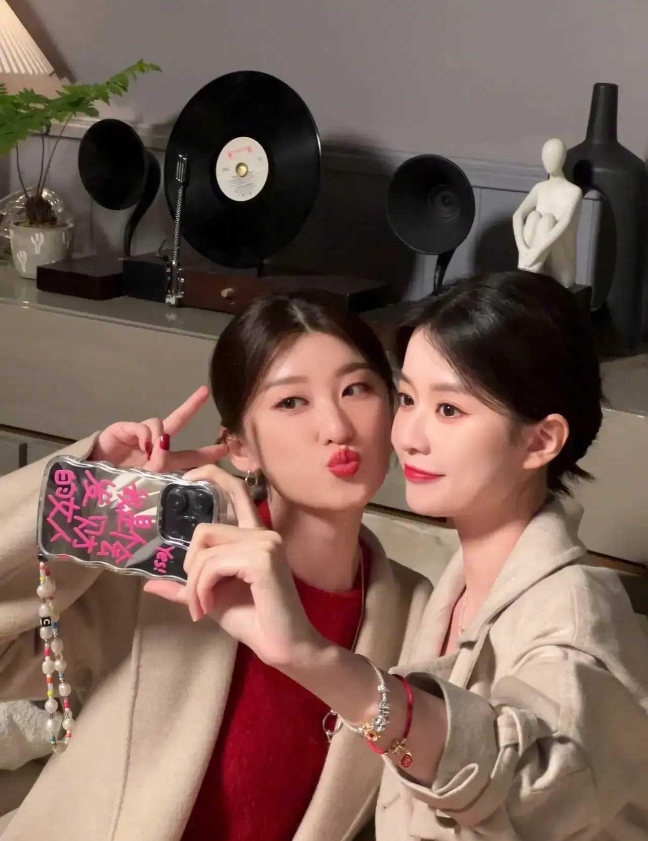 Qiao Xin shared a photo with her sister Qiao Xue. They look similar and look like twin sisters ...