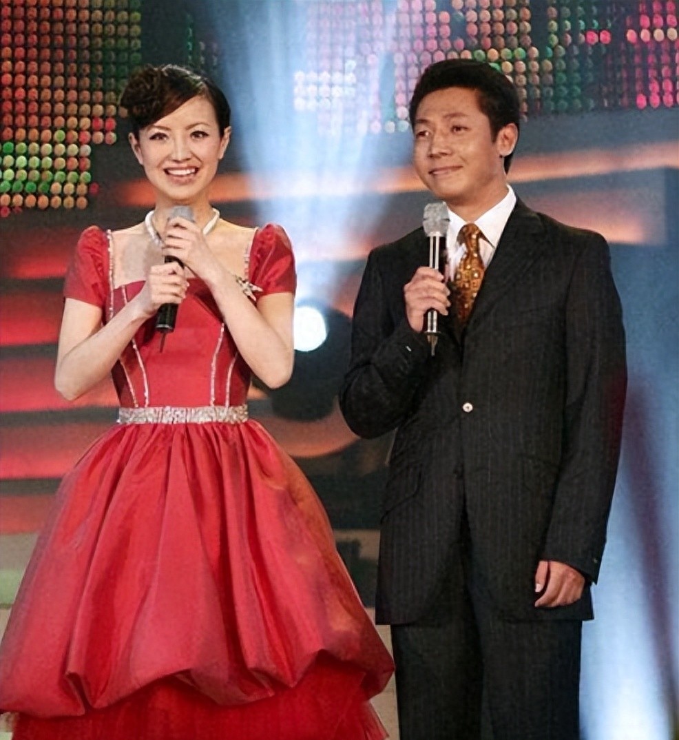 She was once the most beautiful host on CCTV. She lived with Sa Beining ...