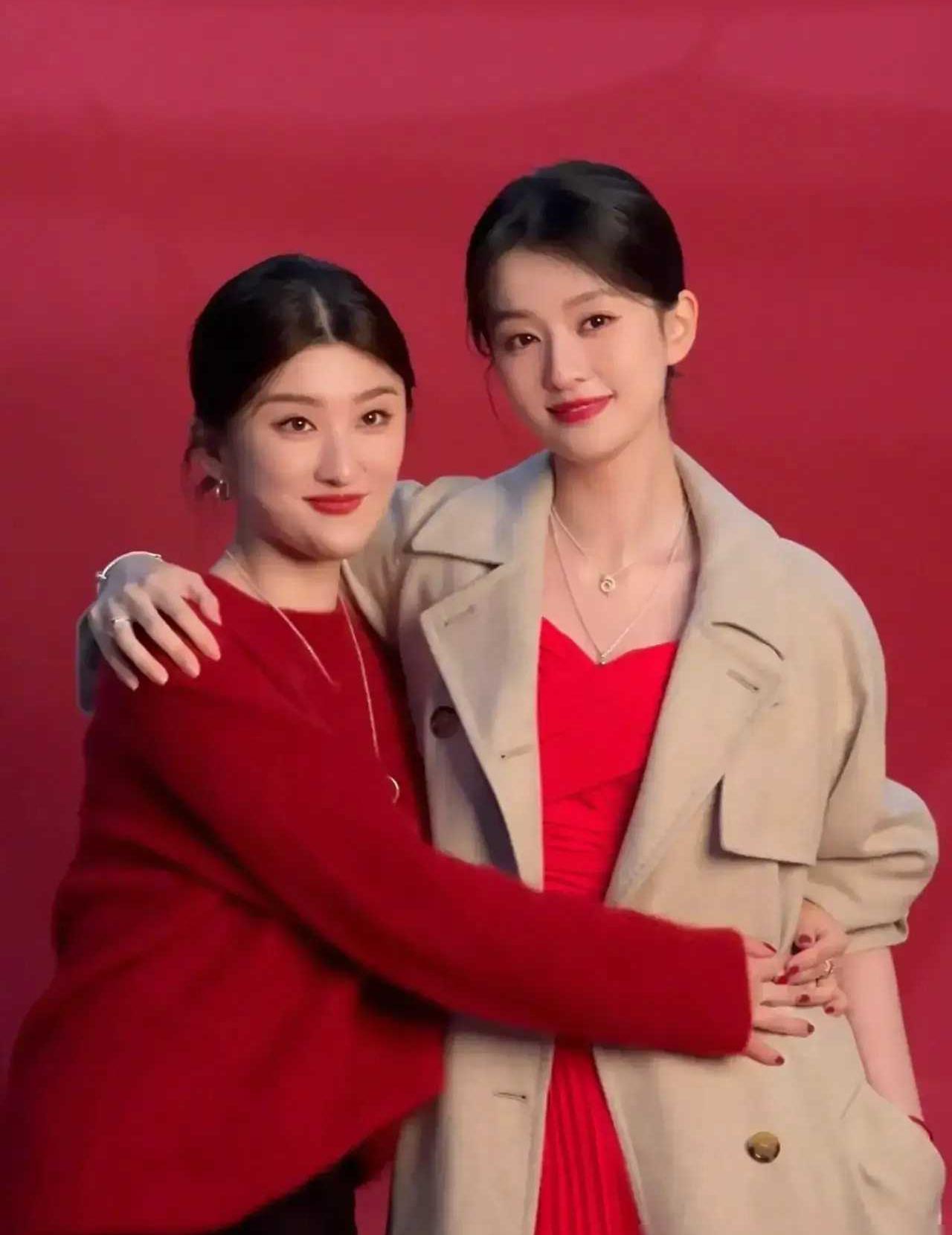 Qiao Xin shared a photo with her sister Qiao Xue. They look similar and ...