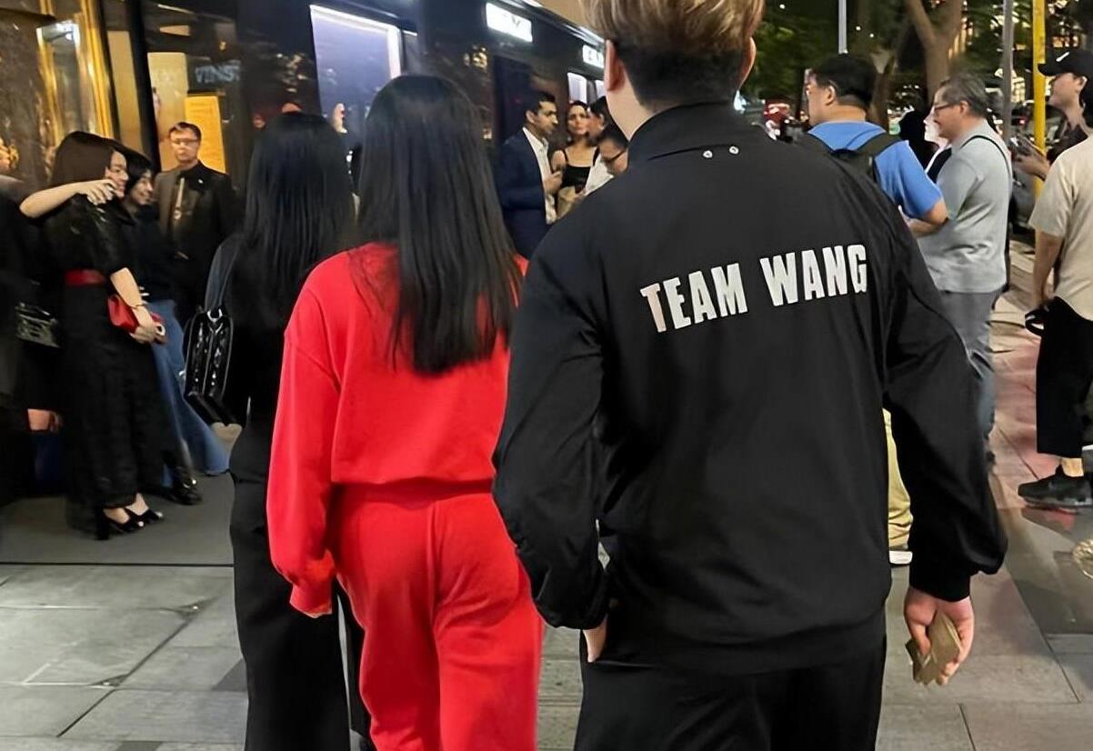 Retired Li Xiang appeared in a temple, bloated and fat, accompanied by ...