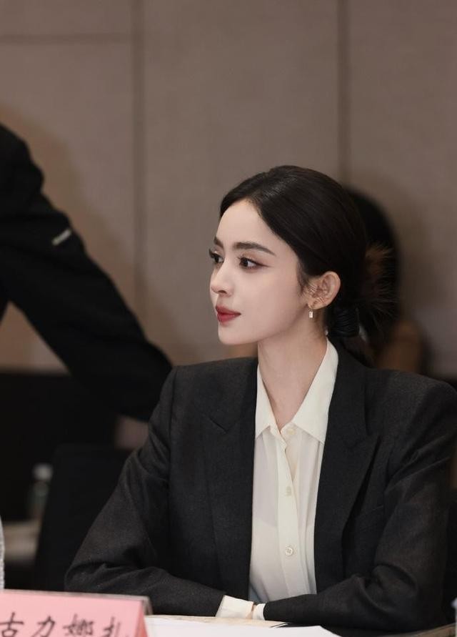 I was amazed by Nazha captured by CCTV. She has top-notch skin and ...